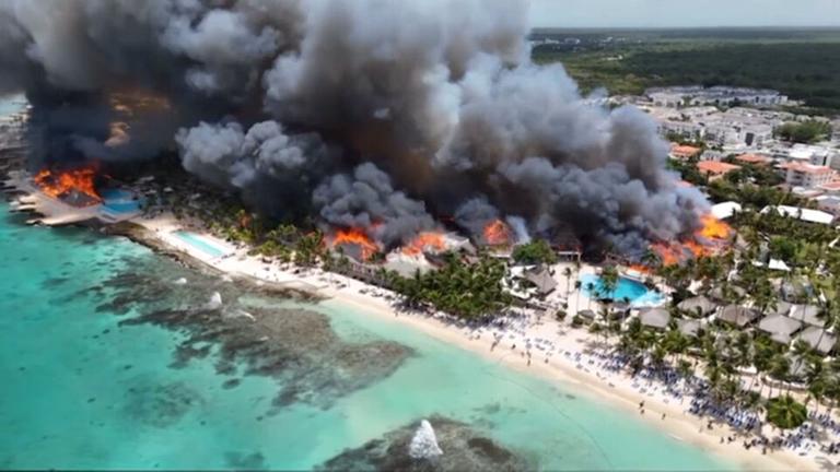 Strandhotel in der Dominikanischen Republik in Flammen