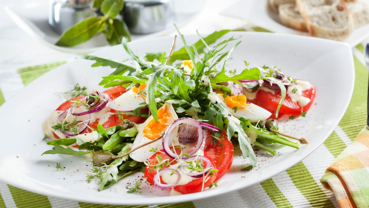 Fitness-Salat mit Cäsar-Ddressing