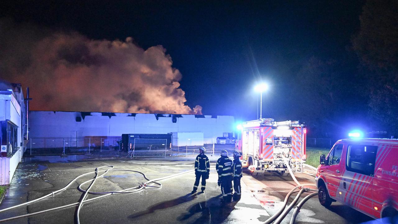 Mehrere Firmen betroffen: Freiburg: Großbrand in Industriegebiet