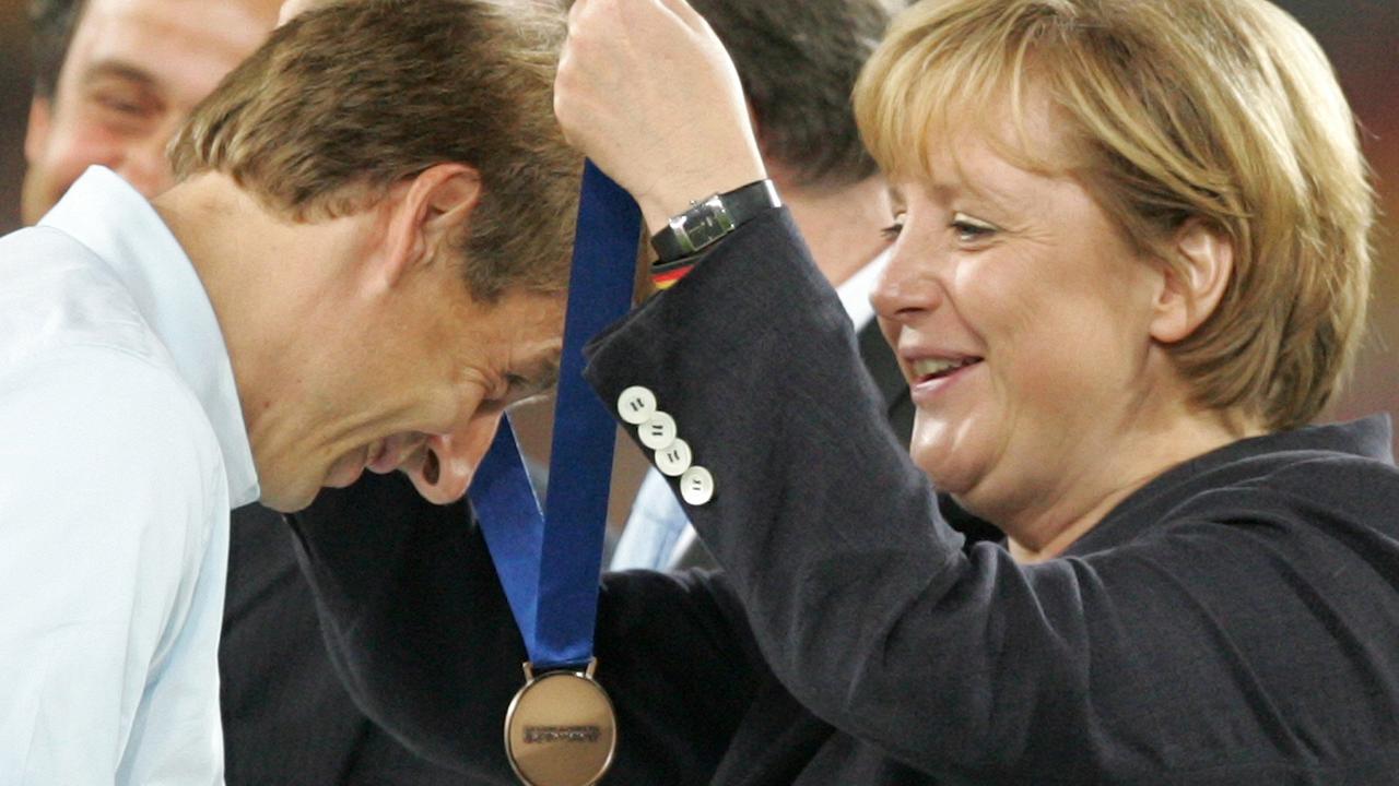 WM 2006: Wie Angela Merkel Bundestrainer Jürgen Klinsmann half