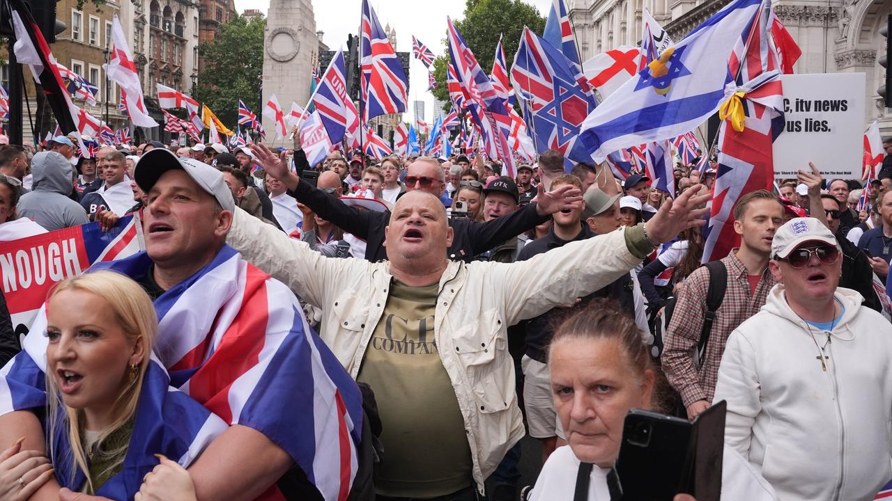 London: Mehr als 100.000 Menschen demonstrieren gegen Migration