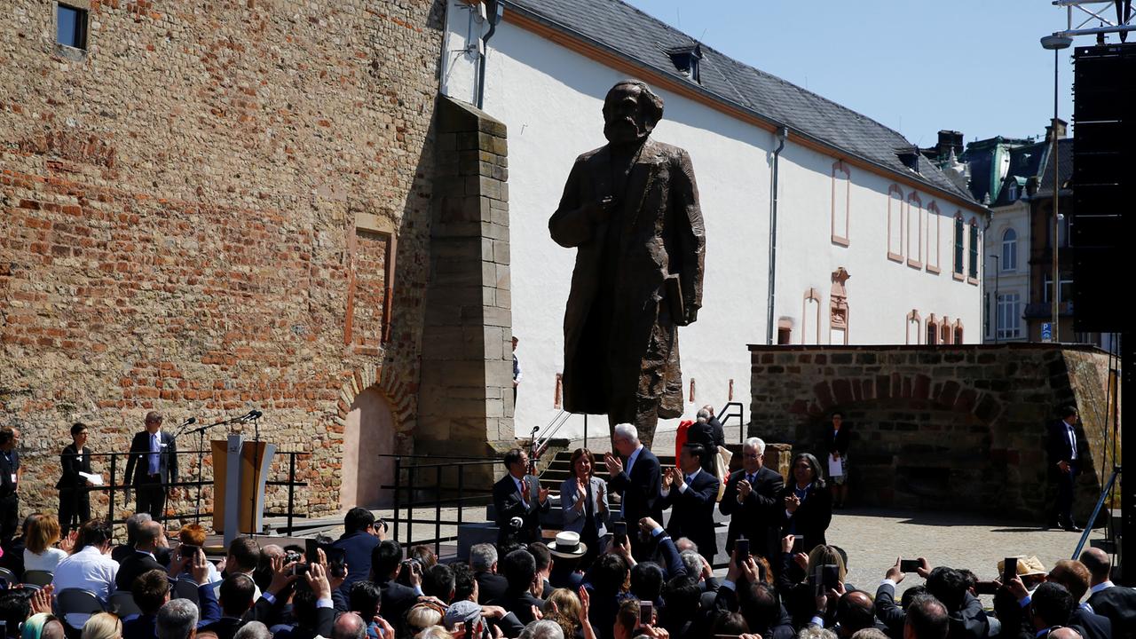 Karl-Marx-Statue enthüllt