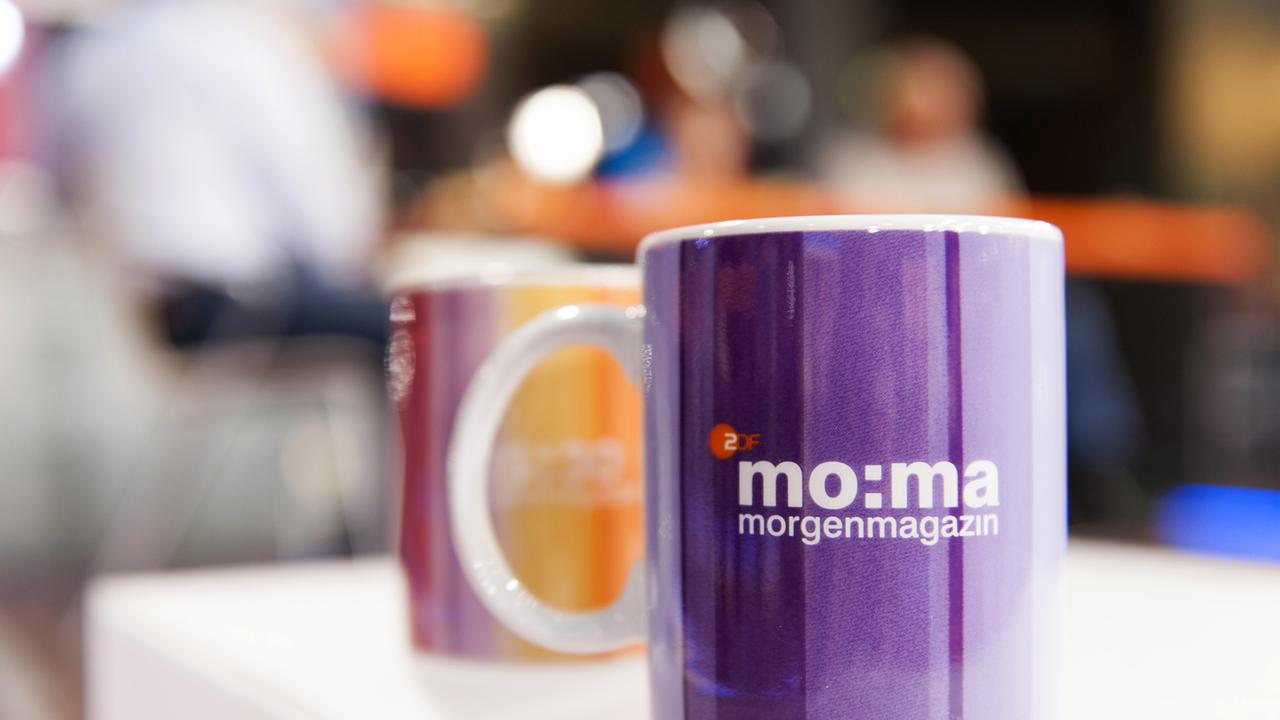 Gäste im moma-Café