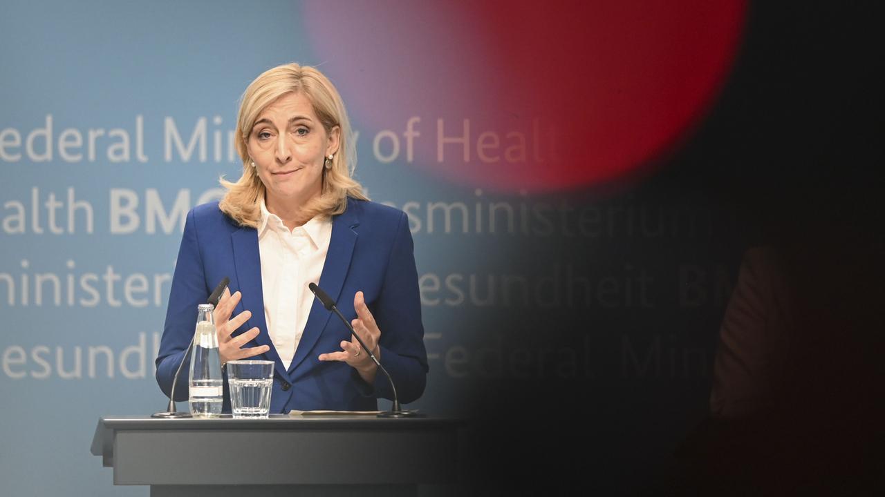 Bokep di salon the girl appeared very mature also, so if