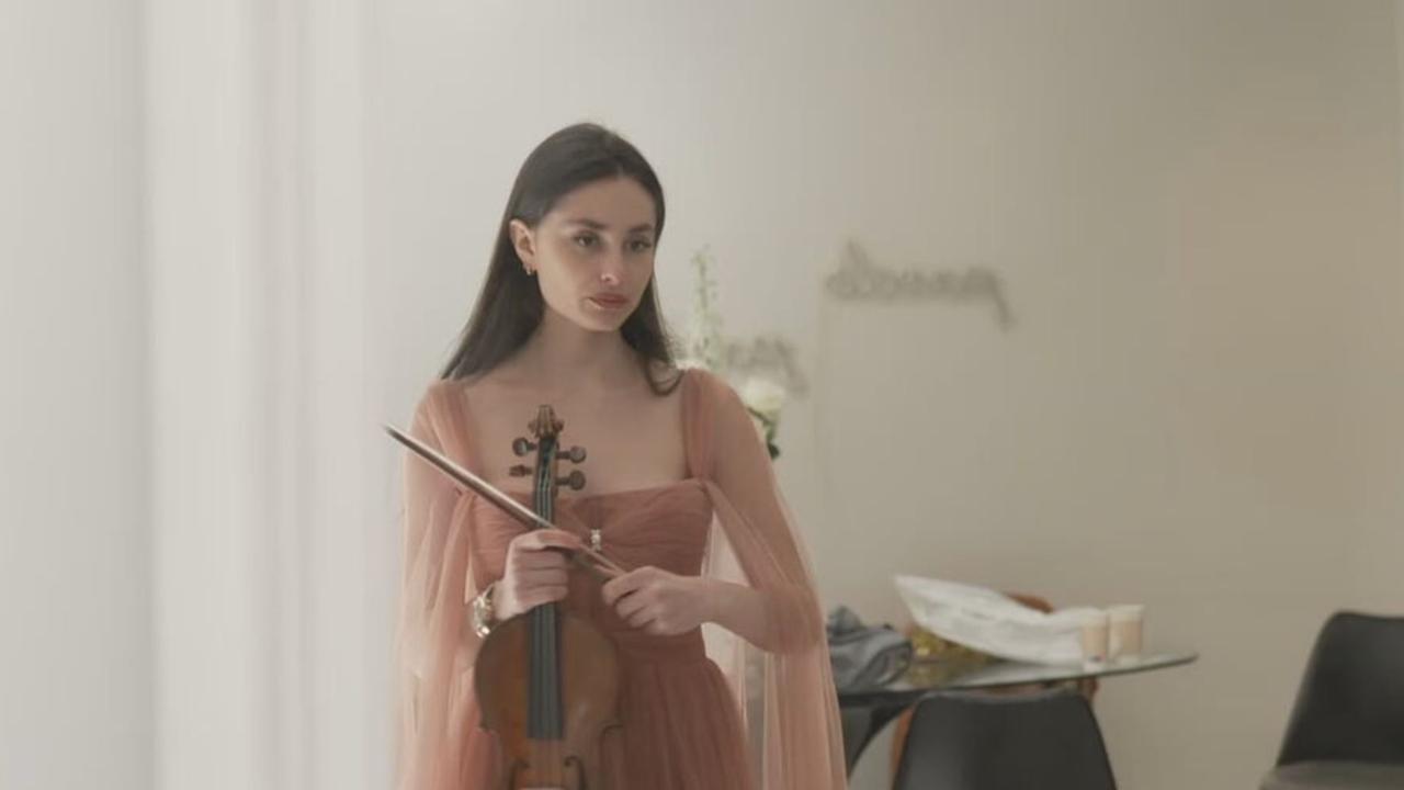 Esther Abrami – Virtuosin und Influencerin in Paris