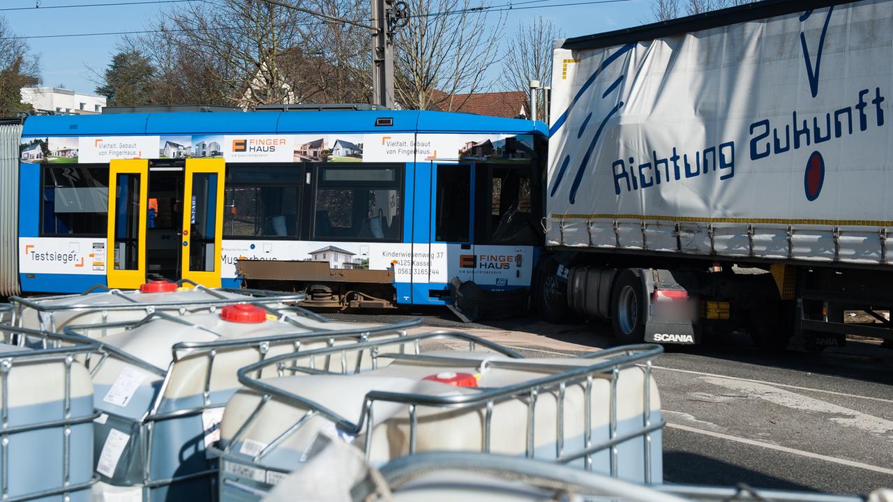 Mehrere Verletzte: Straßenbahn-Unfall in Kassel