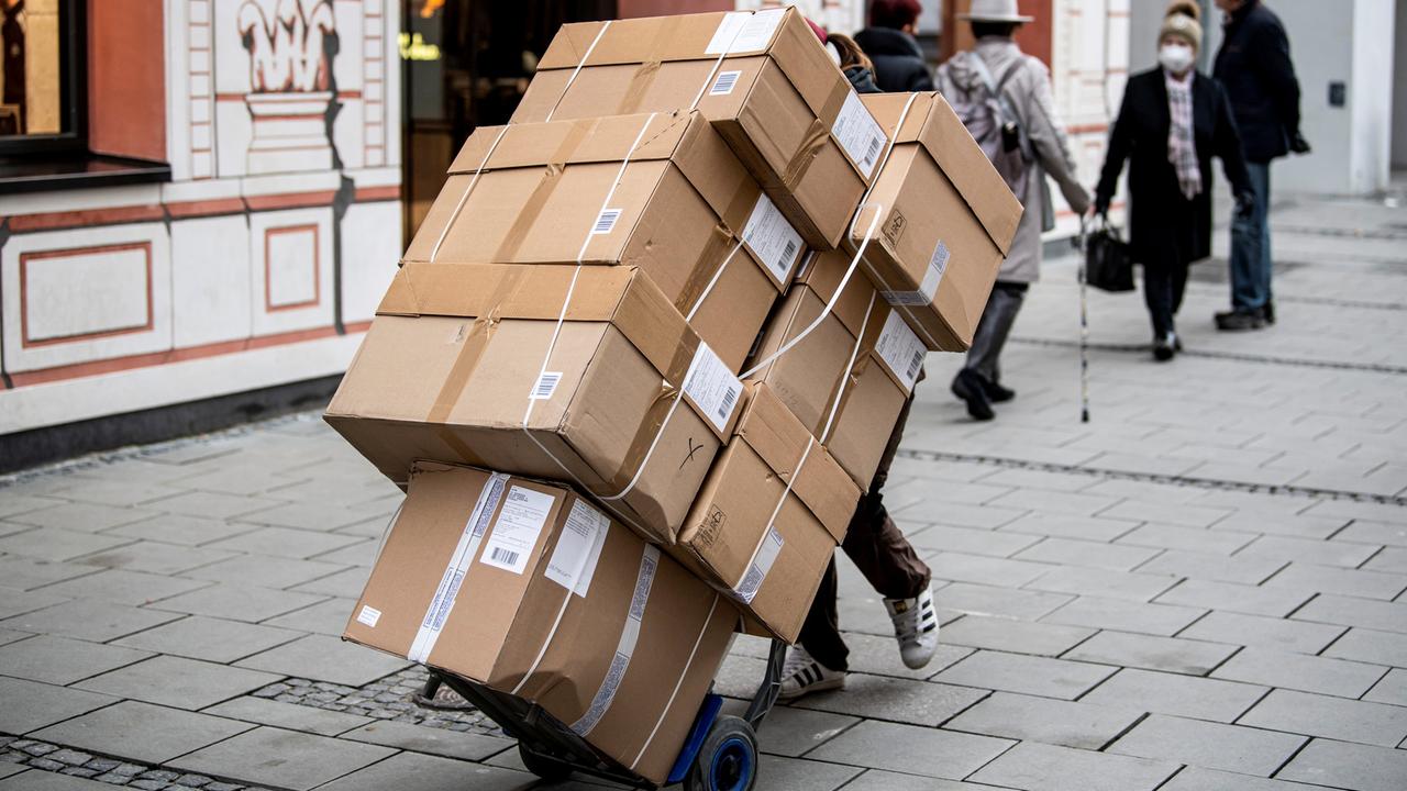 Postgesetz: Neue Preise für schwere Pakete - worum es geht