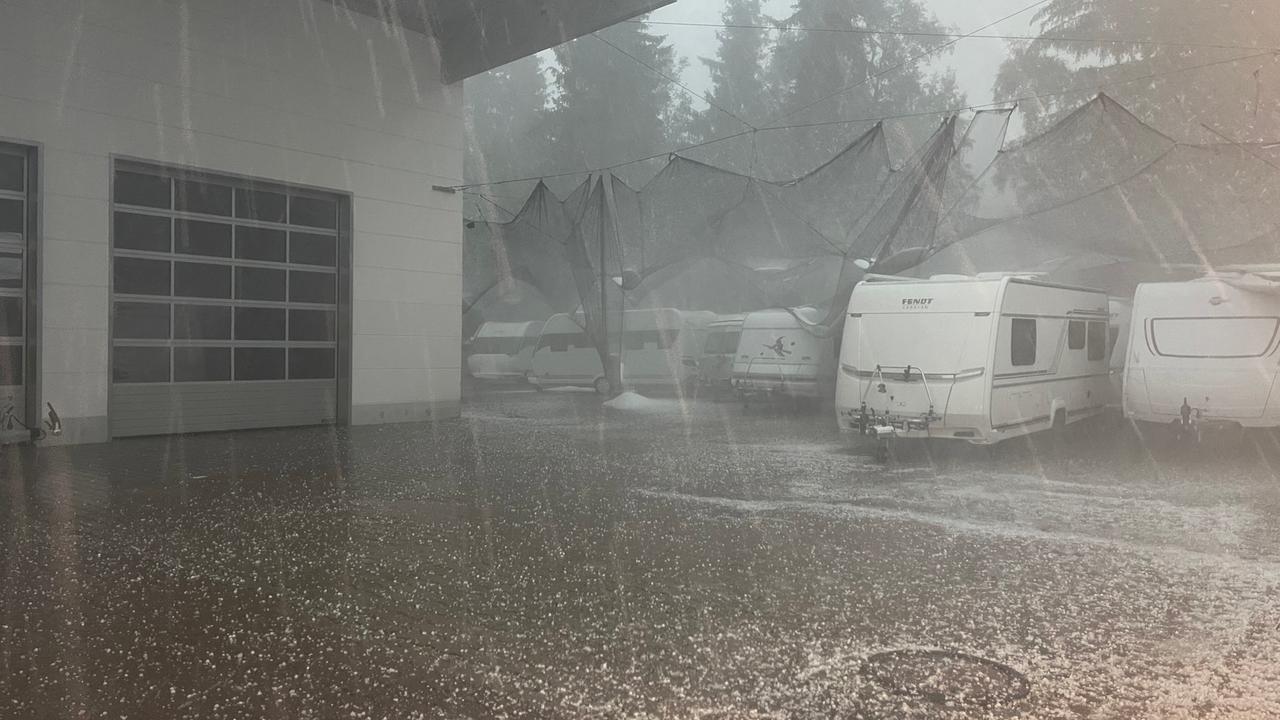 Schwere Gewitter in Teilen Deutschlands: Heftiger Starkregen